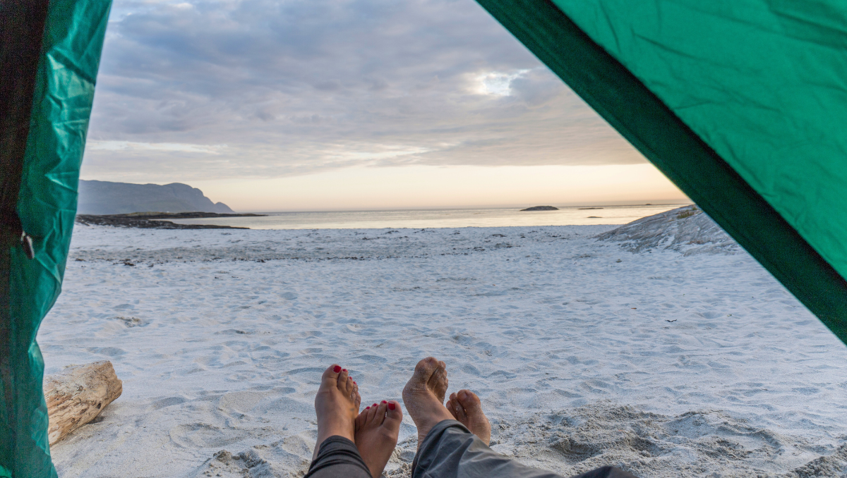 Camping na praia: como curtir a natureza com conforto e estilo